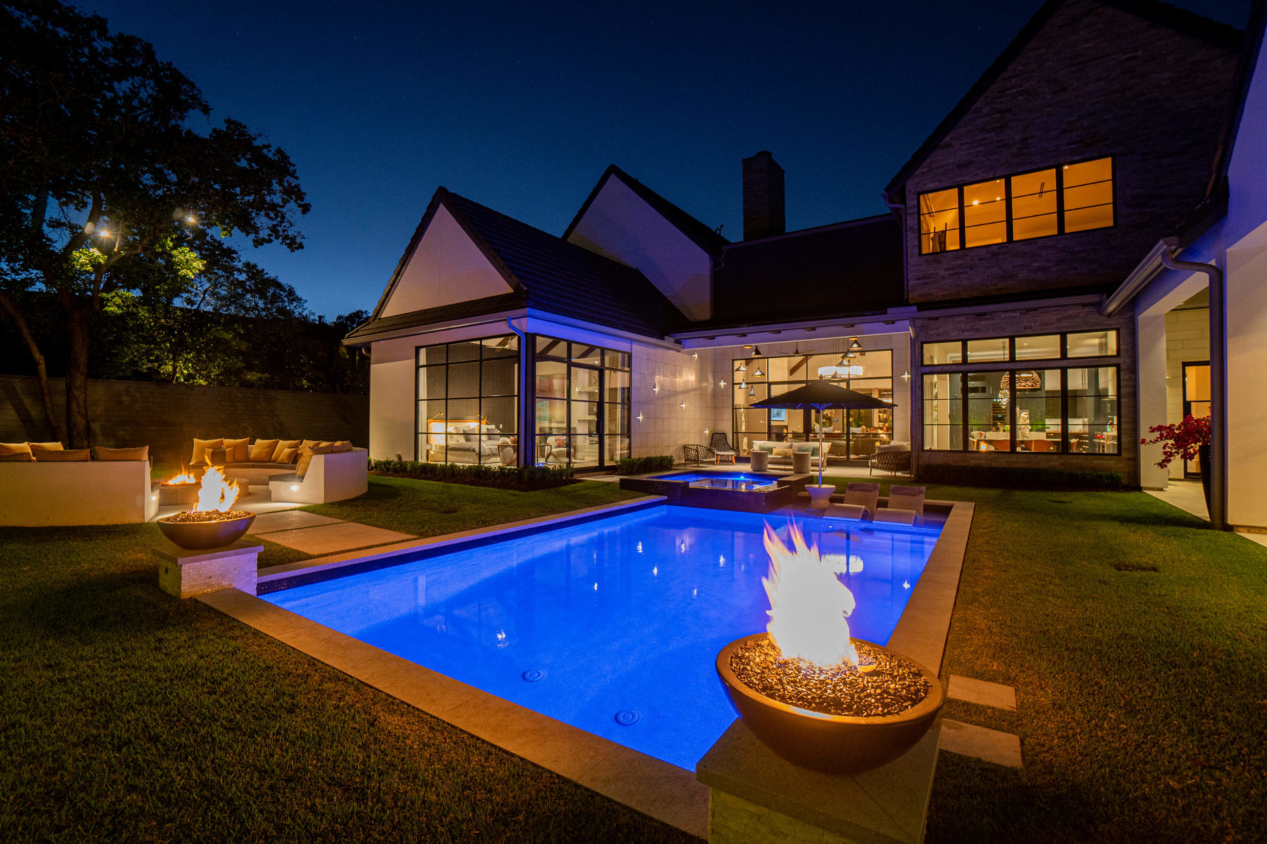 Enjoy Thanksgiving Dinner by the Pool - Platinum Pools